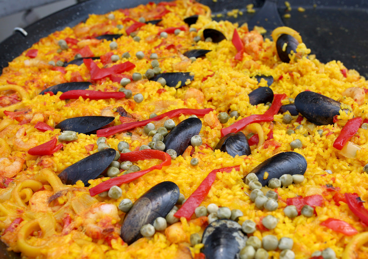Cooking for a Crowd: Why Cast Iron is the Entertainer's Secret Weapon ...